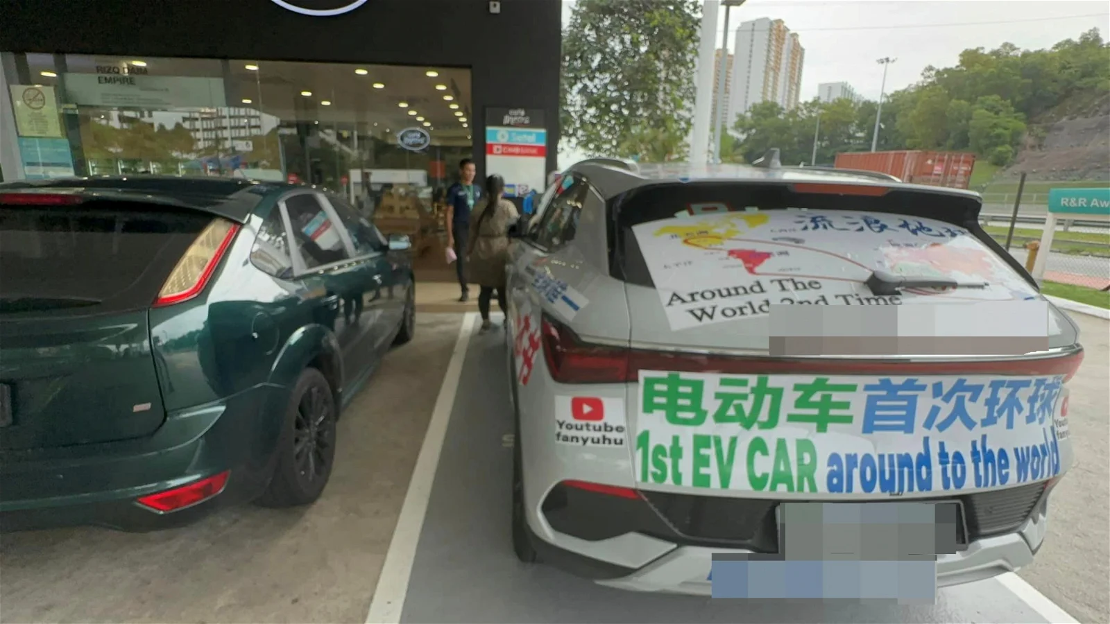 “首辆环球电动车梦” 终结在大马!? 在KL连撞3辆车⚡还没出发就进厂了！