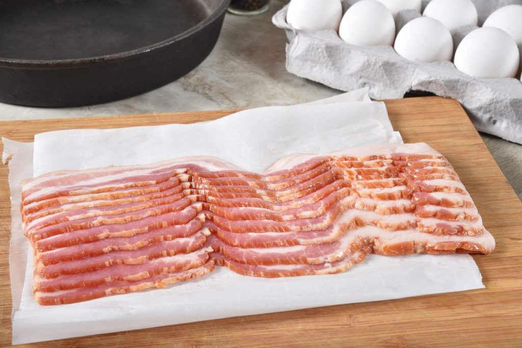 Bacon惹的祸！男子疑爱吃半熟培根⚡头痛4个月！一查发现「寄生虫在脑内产卵」！