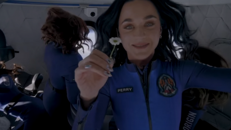 梦想成真！Katy Perry成为第一位⚡乘火箭「登上太空」的流行歌手！