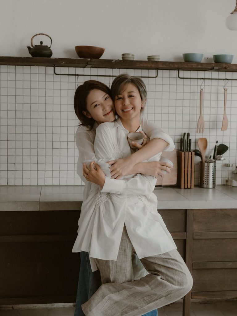 祝福！43岁『最强童颜』唐宁⚡突公开示爱「同性密友」！对方是TVB热播剧女星！