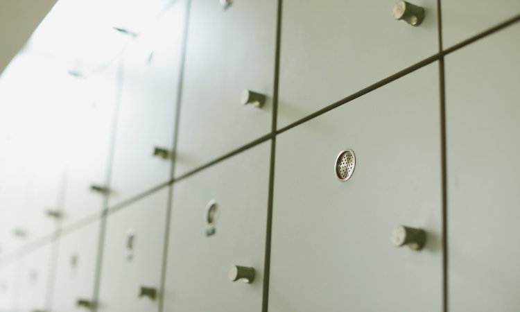 以为是胶囊旅馆？女子钻进超窄Locker⚡️抱着公仔「蜷缩熟睡」！画面曝光全网惊！