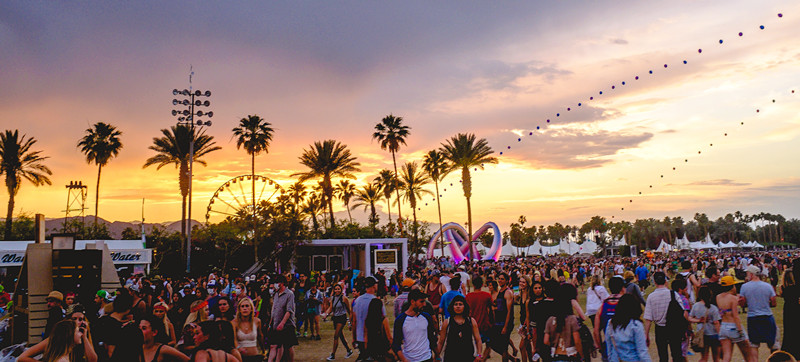 coachella_2014_sunset_with_balloon_chain_and_lightweaver | Rojaklah